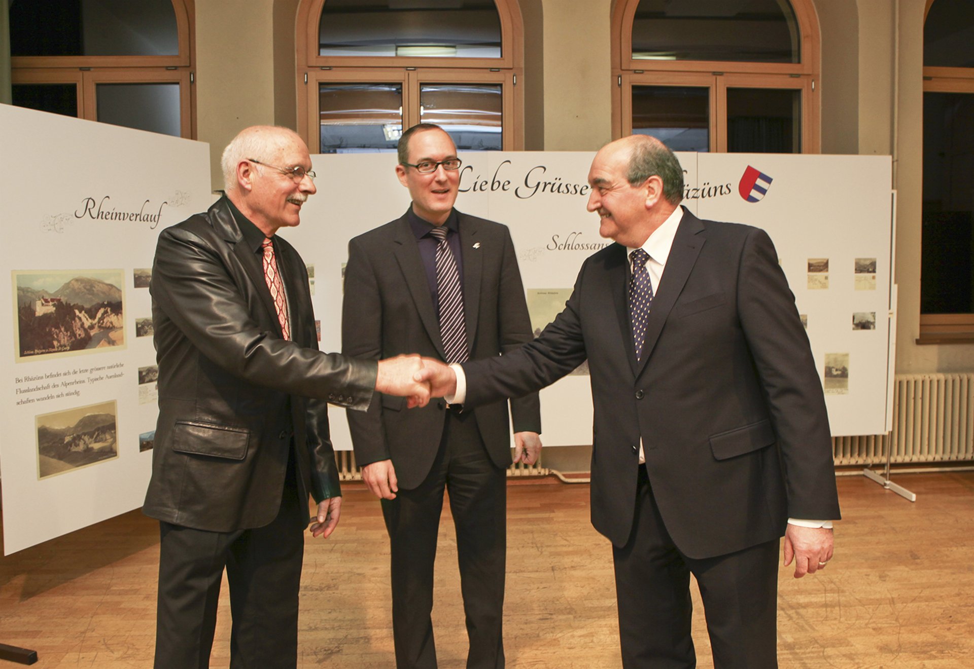 Übergabe der Postkartenausstellung "Liebe Grüsse aus Rhäzüns" an die Gemeinde Rhäzüns